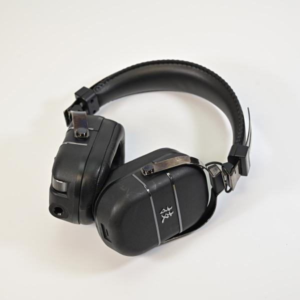 ヘッドフォンの中に、あなたのライブステージを！！BOSS WAZA-AIRは、ヘッドフォン型のワイヤレスギターアンプシステムで、ジャイロセンサーと3Dサウンドにより、アンプの前で演奏しているような臨場感を再現します。Katana譲りの5種類...