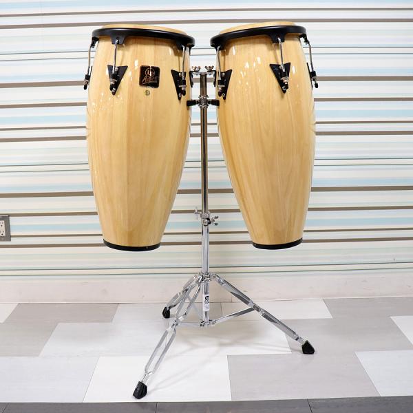 初心者や軽めの演奏にも自然に馴染むバランスの良いセット■LPA646-AW コンガセットLP Aspireシリーズの合板ウッドコンガセットです。温かみのあるシアムオークシェルとナチュラルヘッドの組み合わせにより、心地よい低音と明瞭なミッドが...