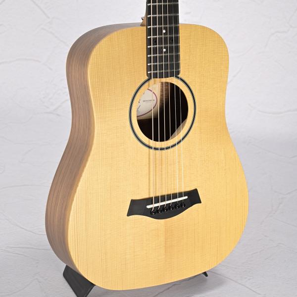 小ぶりなギターで弾きやすい※画像に映っている商品が付属品含め全てとなります。※出荷前の最終チェック時に問題があった場合は別途ご案内致します。※トラスロッド・フレット残り・弦高などは弊社リペアセンターにてセットアップ・調整時でのセッティング数...