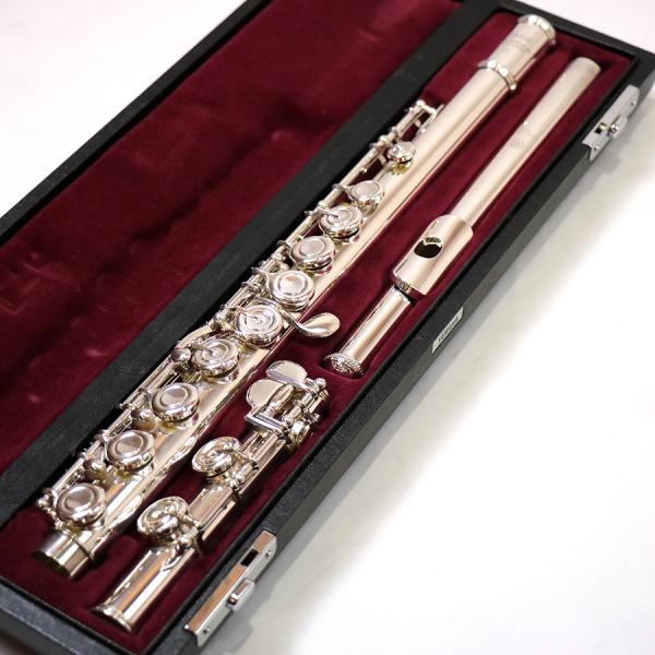 ■中古商品■機種:頭部管銀製フルート■メーカー:ヤマハ■モデル名:YFL-451■シリアル:018118■コンディション:全体的に使用キズ、頭部管と管体に凹み修正跡が見られます。■商品ランク:B■メンテナンス:クリーニング、全体調整済み■付...