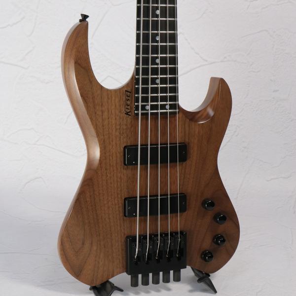 ヘッドレス構造※画像に映っている商品が付属品含め全てとなります。※出荷前の最終チェック時に問題があった場合は別途ご案内致します。※トラスロッド・フレット残り・弦高などは弊社リペアセンターにてセットアップ・調整時でのセッティング数値でございま...