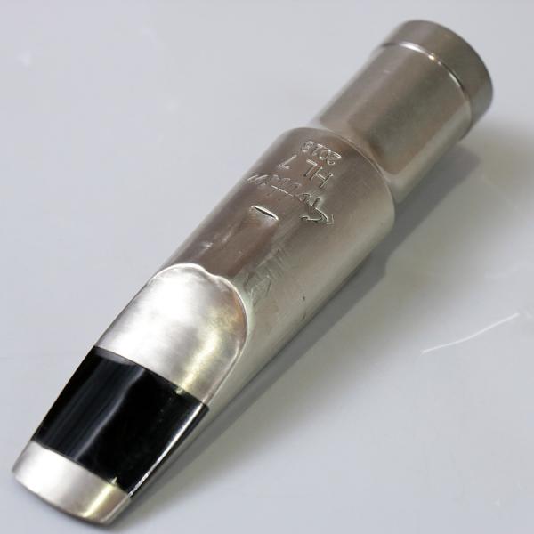 ■中古商品■メーカー：ゴッツ■品名：テナーサックス用マウスピース■モデル：2018 HL7■コンディション：使用キズ、ティップに打痕が見られます■付属品：リガチャー、キャップ■商品ランク:B説明表面をサンドペーパーで磨いたような跡が見られま...