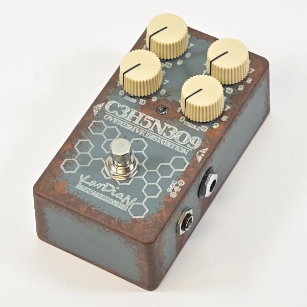 真空管アンプをそのまま詰め込んだような一台！KarDiaN C3H5N3O9 Nitroglycerinは、小型真空管アンプをフルアップしたような荒々しさと暖かみを持つサウンドを生み出すオーバードライブで、7つのダイオードによる独自のドライ...