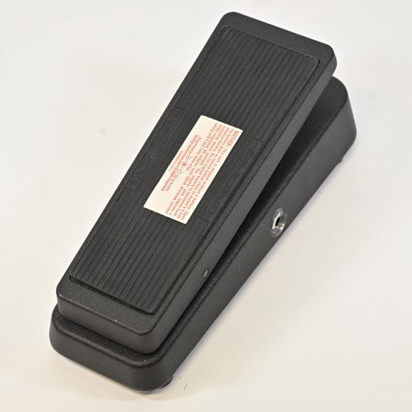 ワウペダルの定番!■ 頑丈なダイキャスト製ボディと高耐久ポットにより、長年のステージ使用にも耐えるタフな構造。日々の練習からライブまで安心して使えます。■ 9V電池または市販のACアダプター(別売)で駆動可能、シンプルな操作性で初心者から上...