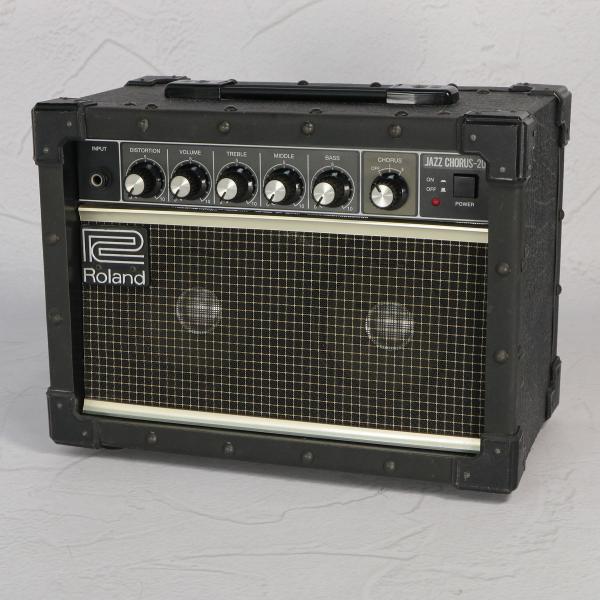 日本製のジャズコのミニサイズモデル!出力は 20W(l0W+l0W) のツインスピーカー仕様。ディストーションノブがあり、3バンドEQ、2モードのコーラスを搭載。ヘッドフォンアウトの搭載も特徴的です。正面ブランドロゴ部分には締め付けによる割...
