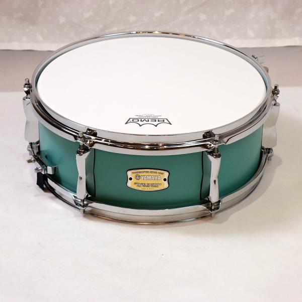 サブにもメインにも使える定番バーチ■SBS1350MSG  ウッドスネアドラム主にStage Custom Hipキットに付属するコンパクトなスネアドラムです。100%オールバーチ・6プライシェルによる、立ち上がりの速さと音の輪郭の明瞭さが...