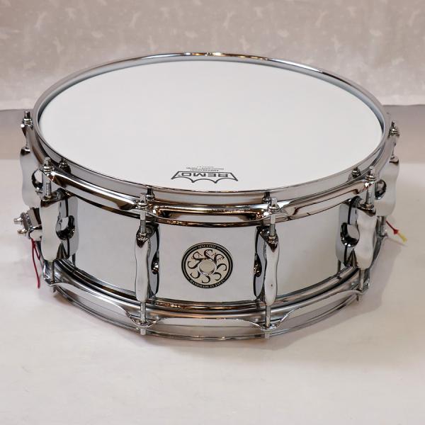 サカエらしさが色濃い耳に痛くなりにくいスチールスネア■SDM1455ST メタルスネアドラム1.0mm厚のスチールシェルにクロームメッキを施したモデルで、スチールらしいシャープなアタックと、サカエらしい素直で扱いやすい鳴りが特徴です。ジャン...