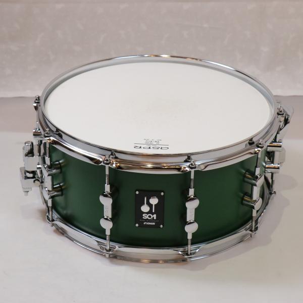定番スペックに個性あるカラーを求める方におすすめ■K.SQ1-1465  ウッドスネアドラムSQ1シリーズは、ドイツ設計による高精度な作りと実用性を兼ね備えた、SONORの現代的スタンダードとして評価の高いモデルです。アタックの明確さとチュ...