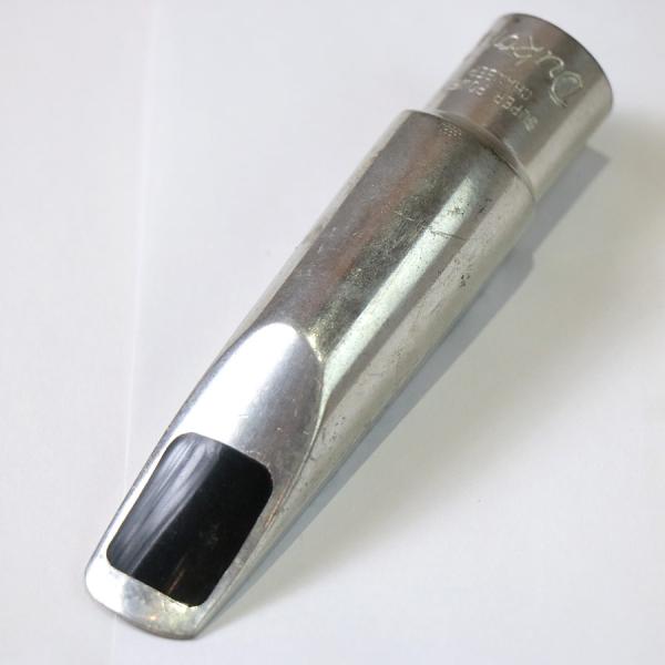 アルトサックス用マウスピース■中古商品■メーカー:デュコフ■品名:アルトサックス用マウスピース■モデル:D5■コンディション:使用キズ、錆の発生が見られます■付属品:なし■商品ランク:B説明デュコフメタルでは標準的なDチェンバー。オープニン...