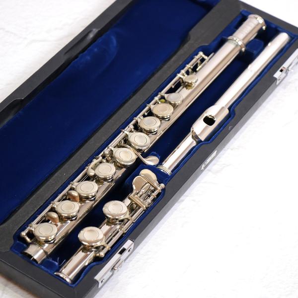 頭部管銀製フルート■中古商品■機種:フルート■メーカー:ムラマツ■モデル名:M-120■シリアル:#B7579■コンディション:管体やキィパーツは洋銀製で銀メッキが施されていないため変色が見られます。全体的に使用キズ、頭部管に細かな凹みが見...