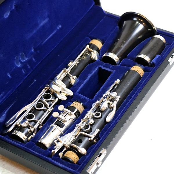 クランポンの定番モデル■中古商品■機種:B♭クラリネット■メーカー:クランポン■モデル名:E-13 SP■シリアル:K182603■コンディション:全体的に使用キズ、ロゴの薄れが見られます。レザーパッドにて全タンポ交換を含む全体調整済み。■...