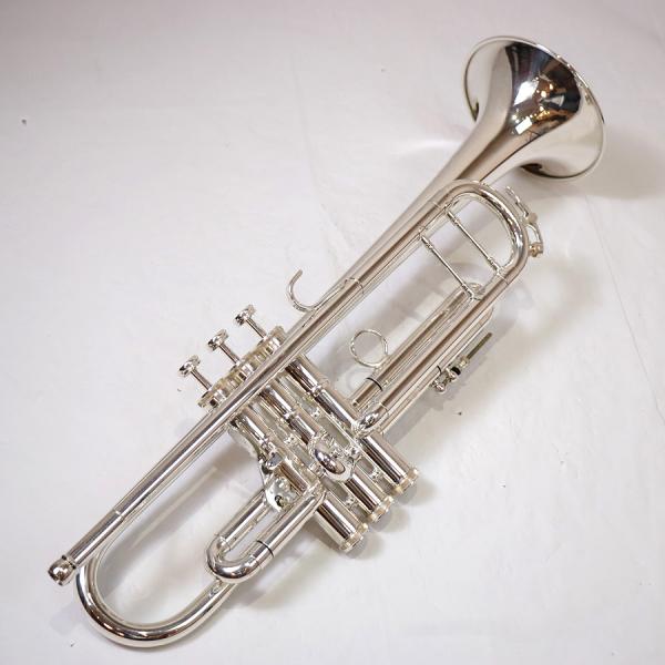 銀メッキ仕上げ■中古商品■機種:B♭トランペット■メーカー:コーン■モデル名:2100B Connstellation SP■シリアル:#5-599100■コンディション:全体的に使用キズ。ベルフレアと2番管に凹み修正痕。マウスパイプに凹み...