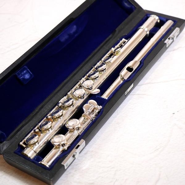 総銀製フルート■中古商品■機種:フルート■メーカー:ムラマツ■モデル名:STANDARD■シリアル:#09019■コンディション:全体的に使用キズ、変色。頭部管から管体にかけて凹み修正痕が見られます。■商品ランク:B+■メンテナンス:クリー...