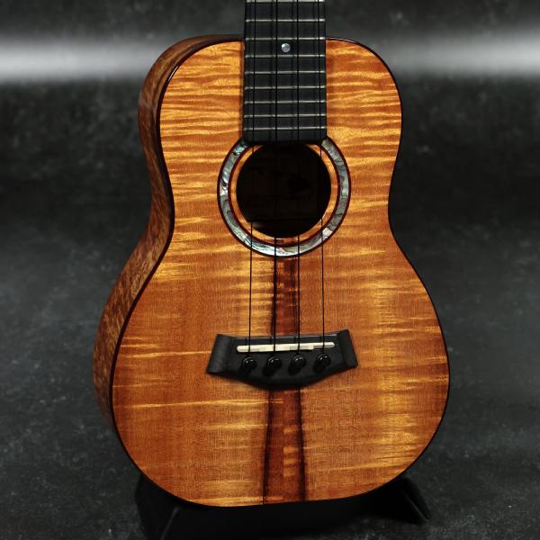 独自のトラス構造ブレーシングが特徴的な一本!KPA C Premium Concert Naturalが入荷いたしました!美しい杢目、装飾はもちろん音色もまさに極上品。高域のきれいな倍音感が響き、しっかりとふくよかさも兼ね備えた豪華な音色。...