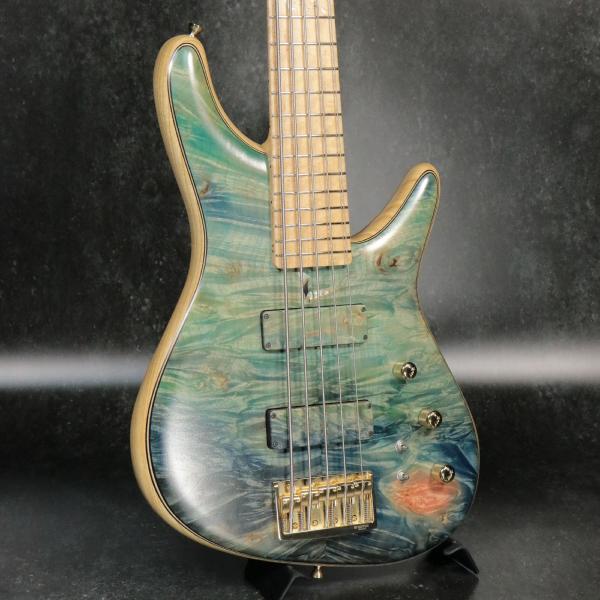 厳選された木材が織りなす自然の杢目に圧倒される一本!NB5BEM 432 BM-PRM Ash2p HH  Stormy Ocean Blue 2025が入荷いたしました!あまりにも美しく、まさに芸術作品と評されるSugi。本器も同様に自然...