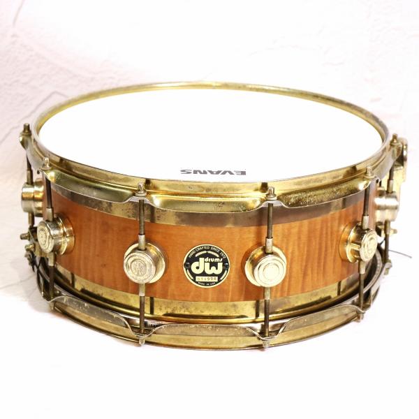 木材と金属のシェルを組み合わせたユニークなモデル■DW Collectors’ Edge Curly Maple スネアドラム木材と金属、それぞれの良さを拡大し、足りない部分を補いあうように設計されたスネアドラム。非常に重量感のある本体で、...