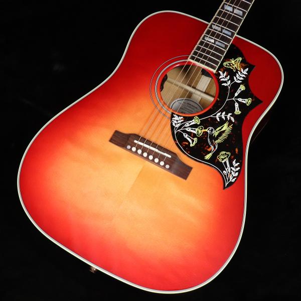 現行モデル！ギブソン ハミングバードのチェリーサンバーストカラーが復活！1960年に誕生した、ギブソン初のスクエアショルダー・ドレッドノート・アコースティックギター「ハミングバード」。1970年代にはGibsonのラウンドショルダーが全てス...