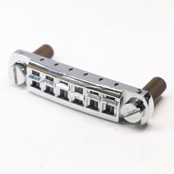 ブリッジとテールピースが一体となったラップアラウンドブリッジ。ToneProsのブリッジは、ブリッジ本体を付属のロッキング・スタッドで固定することで、弦振動を確実にボディに伝え、サウンドに大きな効果をもたらします。また、弦交換の際にも外れる...