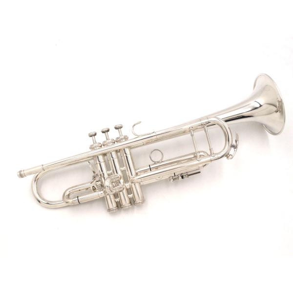 キング　トランペット　2055T SILVER FLAIRシリアル番号41 379411　管体重量1105グラムワンピースイエローブラスベル、銀メッキ仕上げ、第1オートトリガー、第3トリガー付き、チューニングスライド管2本支柱のモデルで、1...