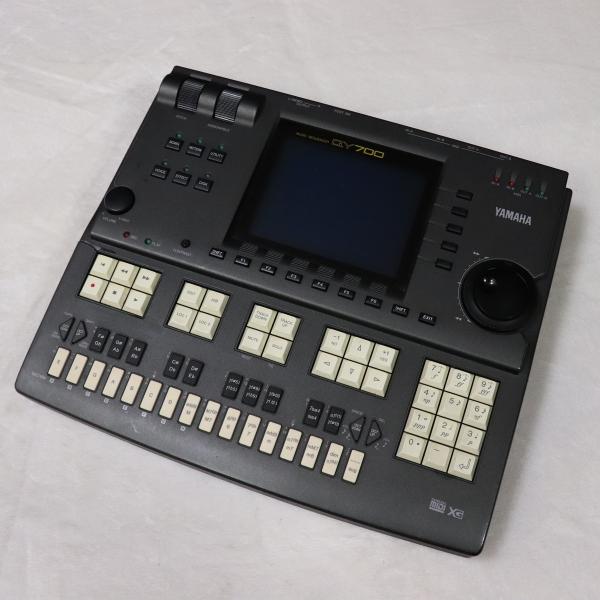 即戦力のハードウェアMIDIワークステーション YAMAHA QY700PCレスで本格的な音楽制作が可能なハードウェアシーケンサー「QY700」。最大48トラック／110,000ノートの大容量シーケンスに対応し、AWM2音源（GM/XG対応...