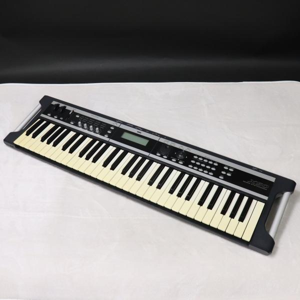 軽さが生む機動力、TRITON譲りの存在感。KORG X50は、その抜群の軽さと扱いやすさで、持ち運びが多いプレイヤーに頼もしいパートナーとなるシンセサイザーです。TRITONシリーズ由来のサウンドはジャンルを問わず使いやすく、シンセ系から...