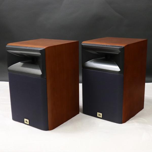 ホームオーディオ向けのブックシェルフスピーカーです。コンパクトな筐体ながら、ウーファーとホーン型ツィーターによる2ウェイ構成を採用しており、低域は量感と張りがありつつ、中高域は輪郭のはっきりした抜けの良いサウンドを再生します。JBL伝統のホ...