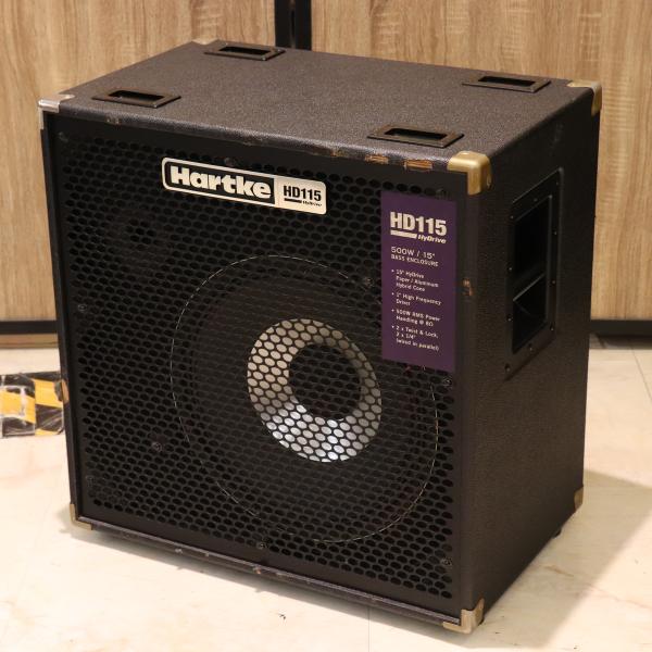 15インチベースキャビネット。HyDrive HD115は、汎用性の高いベースキャビネットです。スタックの低域を補うことも、単体で使用することも可能です。Hartkeの特許取得済みHyDriveペーパー/アルミニウム・スピーカーコーン技術を...