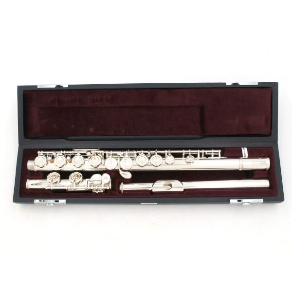 ヤマハ フルート YFL-312シリアル番号L80988 管体重量423グラム (頭部管87グラム)頭部管銀製、その他洋白製銀メッキ仕上、ピントップアームkey仕様の現行モデル。通常使用に伴う小さなスリキズが僅かにありますが目立つ大きなキズ...