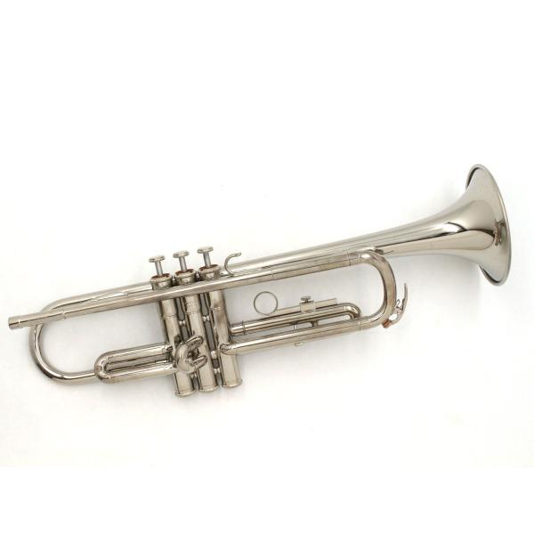 ヤマハ トランペット YTR-1310シリアル番号036753　管体重1034グラムイエローブラスベル、ニッケルメッキ仕上、第3トリガー、1ウォーターkey装備の1987年から1994年に作られたモデル。ベルと第2抜差管の凹み修正を行なって...