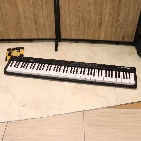 スピーカー内蔵ステージピアノ軽量かつ頑丈なつくりでどこへでも持ち運びが可能StudiologicのNuma Compact 2は、クラス最軽量とコンパクトサイズを誇る88鍵盤ステージピアノです。ステレオスピーカーを内蔵していますので、電源を...