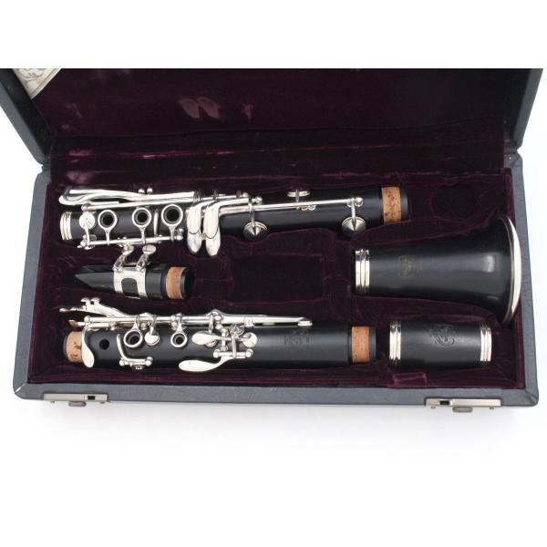 ヤマハ Bbクラリネット YCL-851II CXシリアル番号11064 管体重量756グラム木製(上質グラナディラ材)、銀メッキkey仕上げ、固定式サフレスト付のカスタムグレードモデル。金ロゴの退色や傷、キイにプツプツとしたメッキ浮きや変...