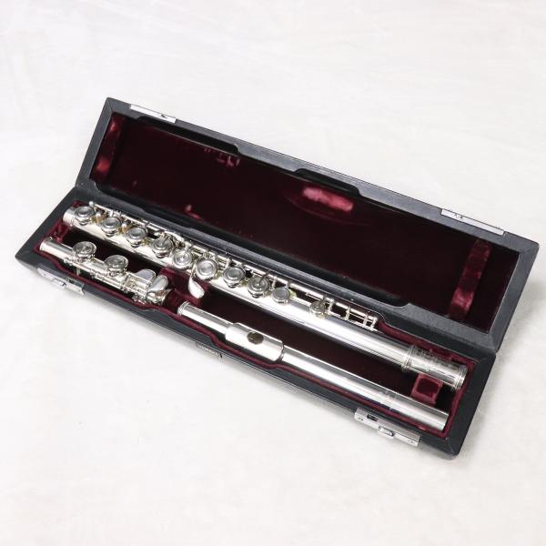 YAMAHA YFL714  フルート洋銀の明るさと銀特有の柔らかい音色とが融合した温もりある音色が特長です。低音から高音まで伸びのある響きで、総銀製ならではの色彩感の豊かな音色で微妙なニュアンスを伝えます。多少の傷や汚れ等の使用感がありま...