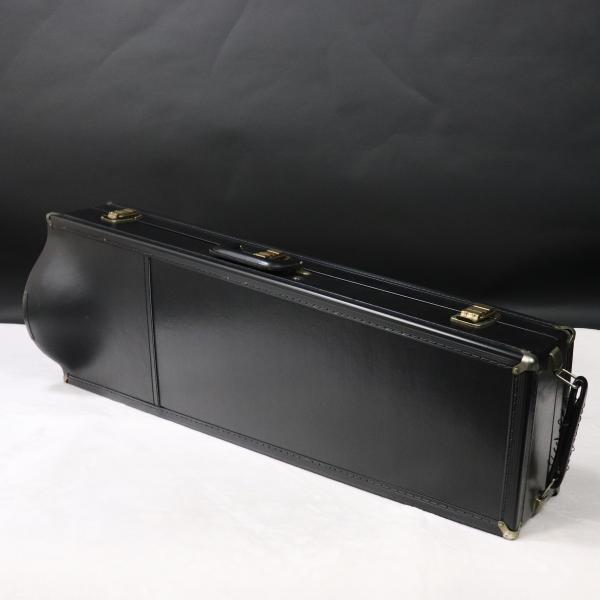 KING トロンボーン用ハードケーストロンボーンをしっかり保護するハードケースです。耐久性の高い外装と、楽器を傷から守るクッション内装を備え、移動や保管の際も安心して使用できます。多少の傷や汚れ等の使用感がありますが、使用に問題ございません。