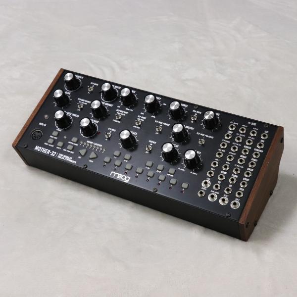 Moog初のテーブルトップ型セミモジュラー・シンセサイザー。生々しいアナログ・サウンド、シーケンス、電子楽器やモジュラー“生態系”との接続性、発展性を秘めたパッチベイを装備した極めてユニークなアナログ楽器です。拡張性に優れ、ステージ、レコー...