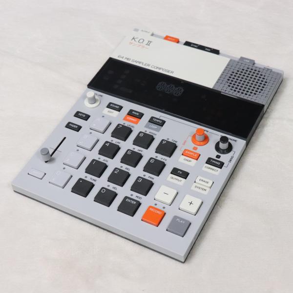 “遊び”と“本気”を両立した、新世代サンプラー。Teenage Engineering EP-133 KO?は、サンプリングからパターン制作、ライブパフォーマンスまでを1台で完結できるポータブル・サンプラー／シーケンサー。コンパクトなボディ...