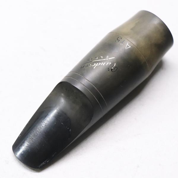 VANDOREN V5 A15 アルトサックス用マウスピースバッフルが平らで、小さく丸いボアが特徴です。オープニングが狭い為、初心者の方にもオススメです。傷や汚れ等の使用感がありますが、使用に問題ございません。