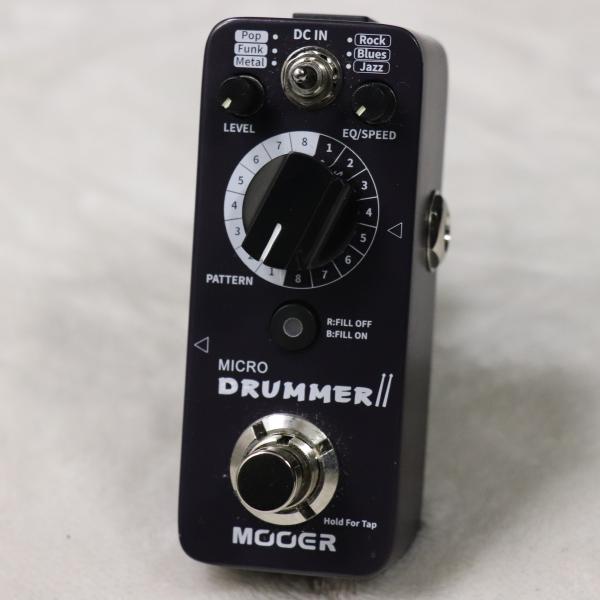 ミニサイズながら本格的なドラムサウンドを生み出すドラムマシンペダルです。本物のドラムセットからキャプチャされたオーディオサンプルによるリアルな音色で、6つのジャンル各8リズム、合計48のグルーヴを出力できます。さらにリズムにはバリエーション...