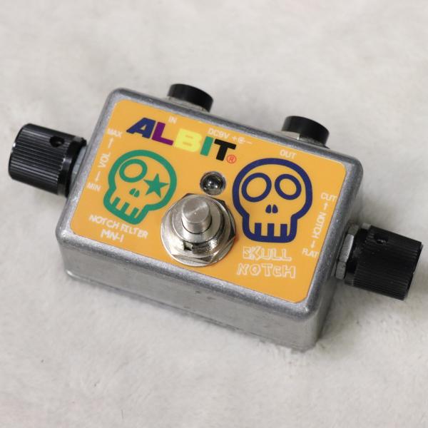 カワイイ外見からは想像もつかない音が飛び出します!9V電池と近しいサイズ感。アコースティックギターのハウリングカットや、メリハリの効いたサウンドチェンジを可能にしたノッチフィルターです。エレキギターのディストーションサウンドにある、不快に感...