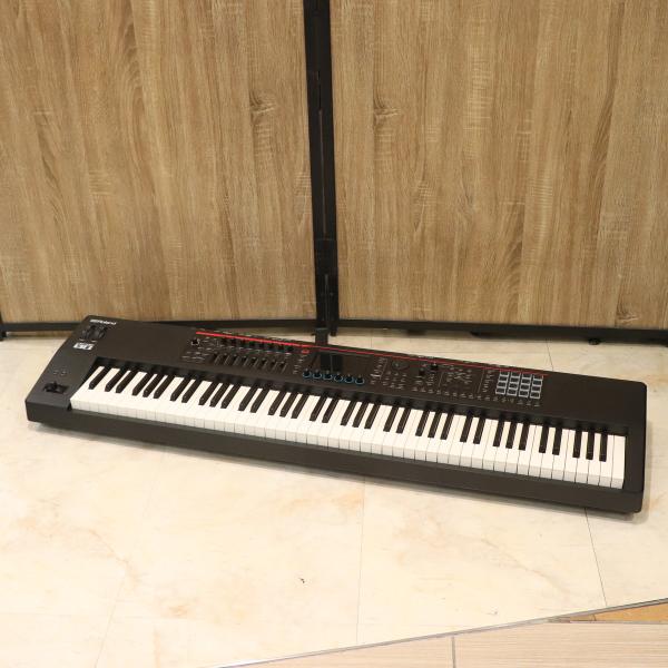 最上級のサウンドとアプリケーションを軽量ボディに搭載。ライブ演奏、楽曲制作、スタジオワーク、全てに高いパフォーマンスを発揮する最高峰の多用途シンセサイザー。FANTOM-0 は、現代のハードウェア・シンセサイザーに求められるクオリティ、リア...