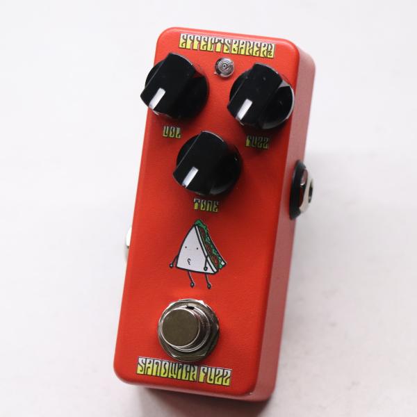 エフェクツベーカリー / サンドウィッチファズEffects Bakery Sandwich Fuzzは、分厚く太い音の壁を作ることのできるファズペダルです。小さなサイズから生まれるそのサウンドは、戦車のようなゴツさを持つアーミーグリーンな...