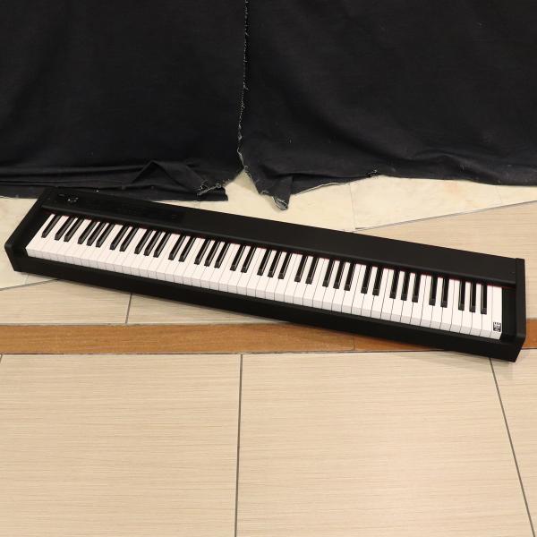 日々の練習からライブまで使える、スピーカーレスのスリム・ピアノ。クラシックだけでなく、ジャズもロックも、ファンクも弾きたい。狭い部屋にもスマートに置きたい、どこにでも持っていける機動力が欲しい。でもやっぱり、タッチにはこだわりたい。 D1は...