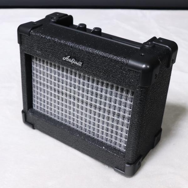電池で駆動するエレキギター用小型アンプ。オーバードライブスイッチ、ヘッドフォン端子も備え、練習用として、簡単なサウンドチェック用としてお勧めです。※ ACアダプターで使用する場合は、9V、センター -、600mA以上の物をご使用ください。多...