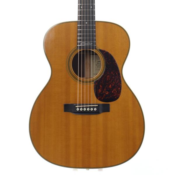 90年代に登場し、今やMartinの定番モデルとして高い人気を誇るエリック・クラプトンシグネイチャー。000サイズならではの抱えやすいボディとショートスケール(24.9インチ)により、フィンガースタイルから弾き語りまで幅広く扱いやすい設計と...