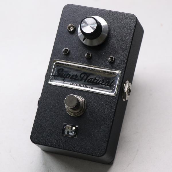 ダンブルアンプの持つ“レスポンス”と“音楽的な余白”に着目し、現代的なペダルフォーマットへと落とし込んだ意欲作。。本機はビルダー椎葉孝史氏のこだわりが色濃く反映されたモデルで、いわゆる“ダンブル系”と呼ばれるカテゴリーの中でも、単なる音色再...