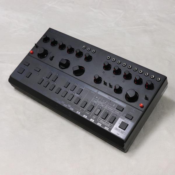 過激進化した303サウンド、モジュレーションで暴れろ。名機TB-303をベースにしながら、より攻撃的かつ実験的なサウンドメイクを可能にしたモディファイモデル。オリジナルにはないディストーション回路に加え、フィルターFMやエンベロープ強化など...