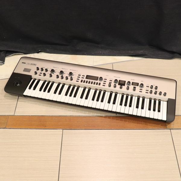 アナログシンセが築いてきたサウンドを現代的な操作性で再構築したモデル。KingKORG 初期仕様のシャンパンゴールドカラー。王の名にふさわしいラグジュアリーな外観と、ライブ機としての実用性を両立したモデル。3オシレーター構成による厚みのある...