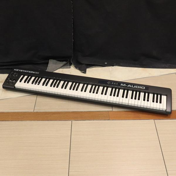 Keystation 88は、ベロシティ対応セミウェイト88鍵USB MIDIキーボードです。お使いのMacやPC、iOSデバイスを多目的なキーボード・ワークステーションへと変貌させ、コンピュータを使用した作曲と演奏をスムーズに始めることが...