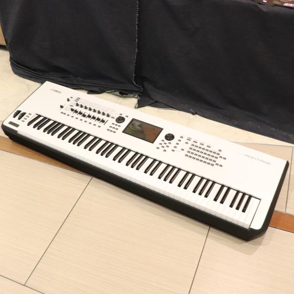 YAMAHA MONTAGE 8 WH「MONTAGE」は、その画期的な音色コントロールにより今までにない新しい音楽表現を可能とし、世界中のトッププロをはじめ多くのミュージシャンに愛用されているフラグシップシンセサイザーです。『MONTAG...