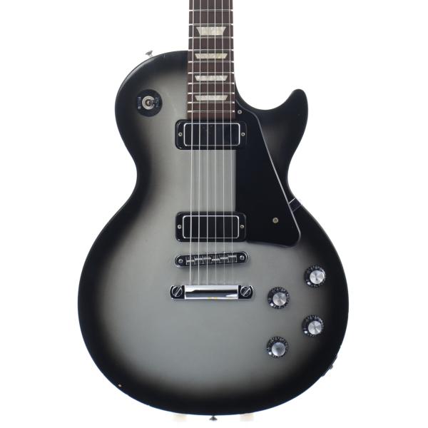 抜けで勝つ、70sシルバーバースト・ミニハム・レス・ポール2012年製、70年代レスポールのエッセンスをシンプルな仕様に落とし込んだ70s Tributeモデル。人気のシルバーバーストにミニハムバッカーを搭載した、通好みの一本です。マホガニ...