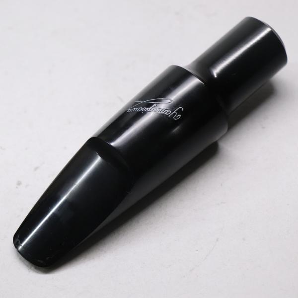 YANAGISAWA 7 バリトンサックス用マウスピースプラスチックよりも耐久性に優れており、擦り減りづらいのが特徴です。また、周りに溶け込みやすい素直な音色で、吹奏楽からジャズまで幅広く使用できます。多少の傷や汚れ等の使用感がありますが、...